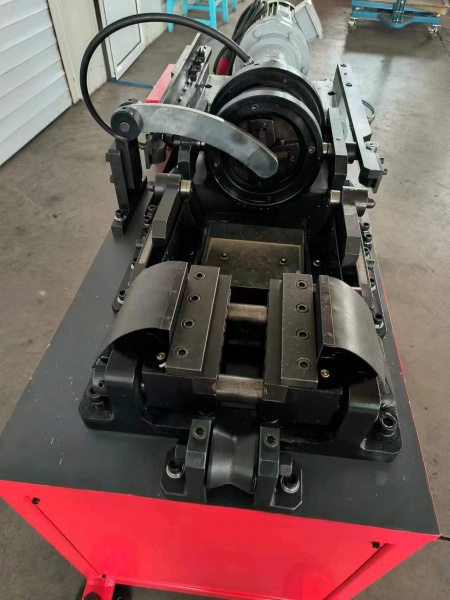 Automatic thread rolling machine