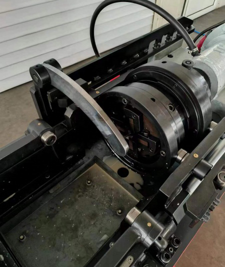 Automatic thread rolling machine